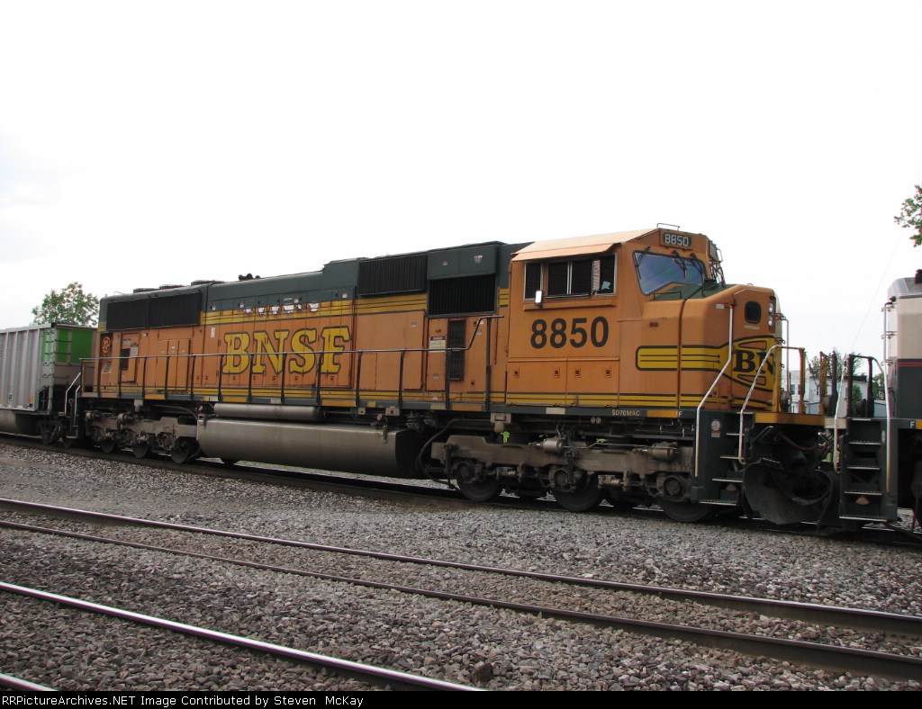 BNSF 8850